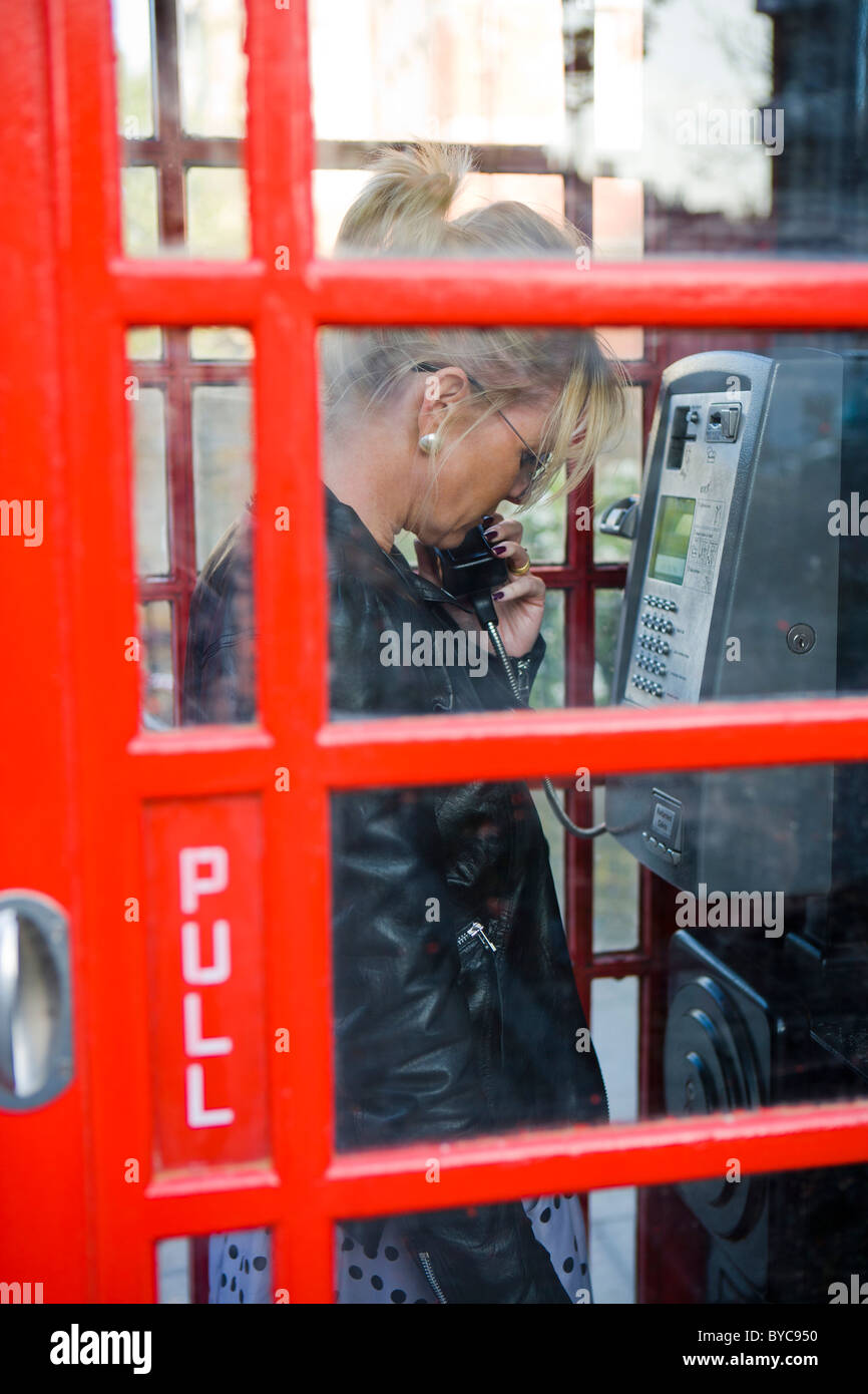 WOMAN TALKING IN TELEPHONE BOX Stock Photo - Alamy