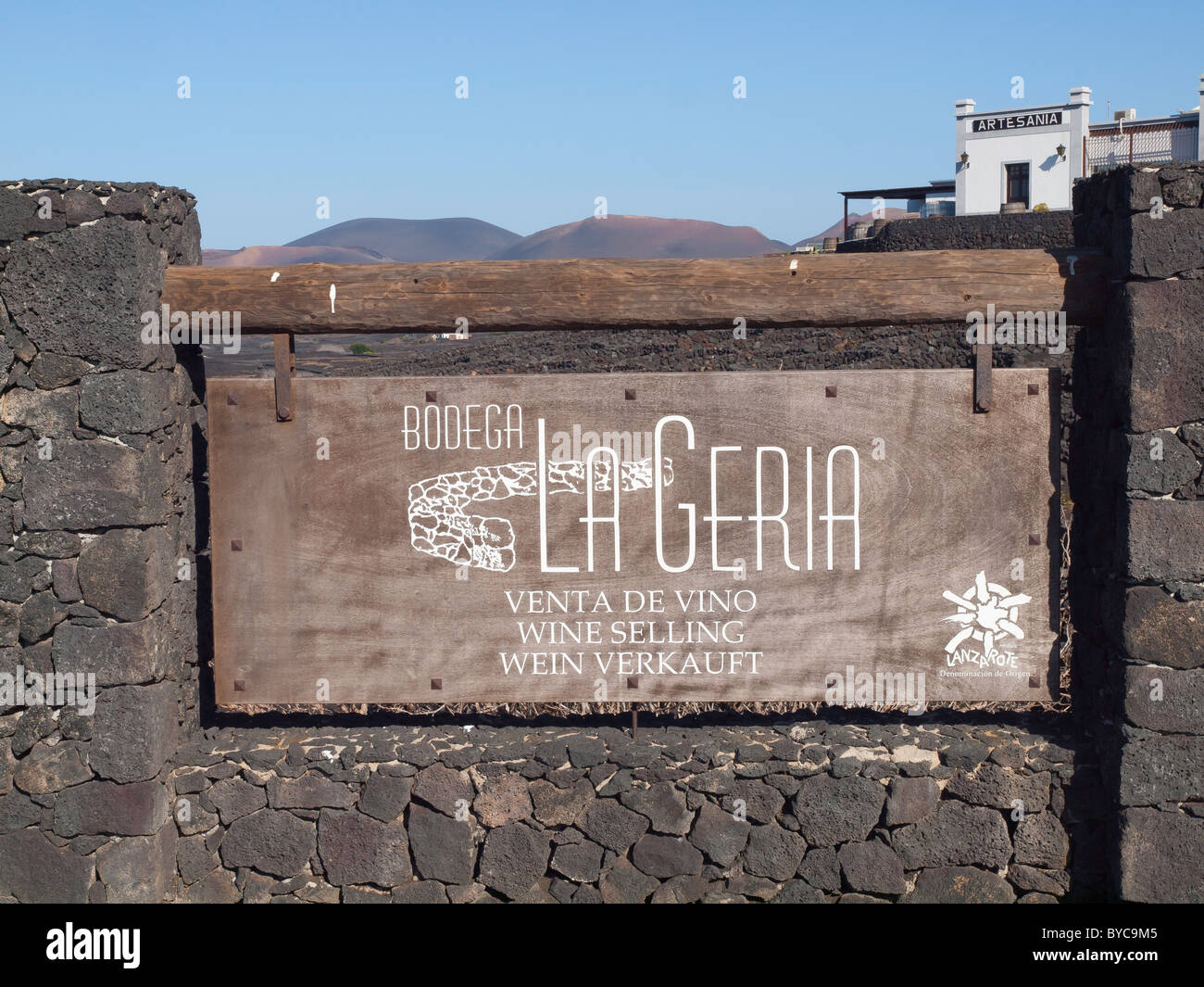 Bodega sign hi-res stock photography and images - Alamy