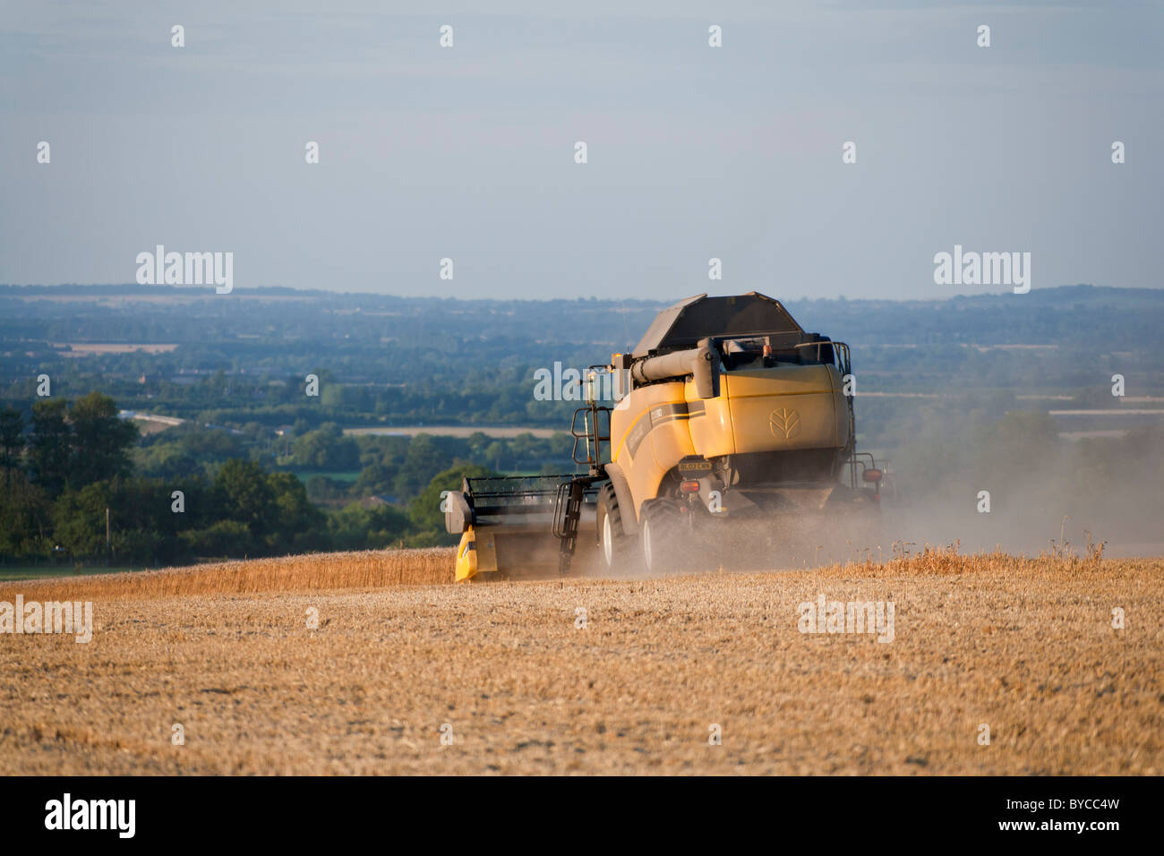 New Holland CX880 combine harvester at work in Oxfordshire England ...