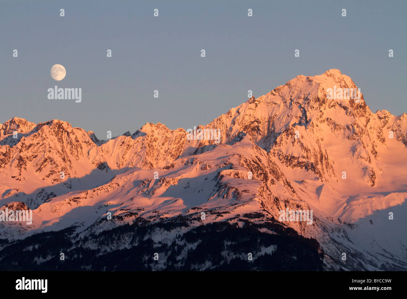 Full moon over the mountain of the Chugach National Forest, Seward ...