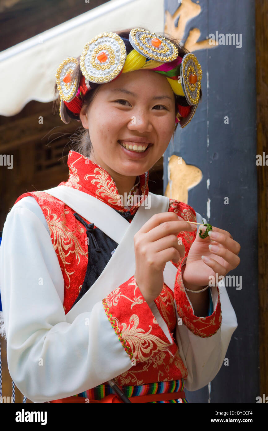 Yunnan traditional dress hi-res stock photography and images - Alamy