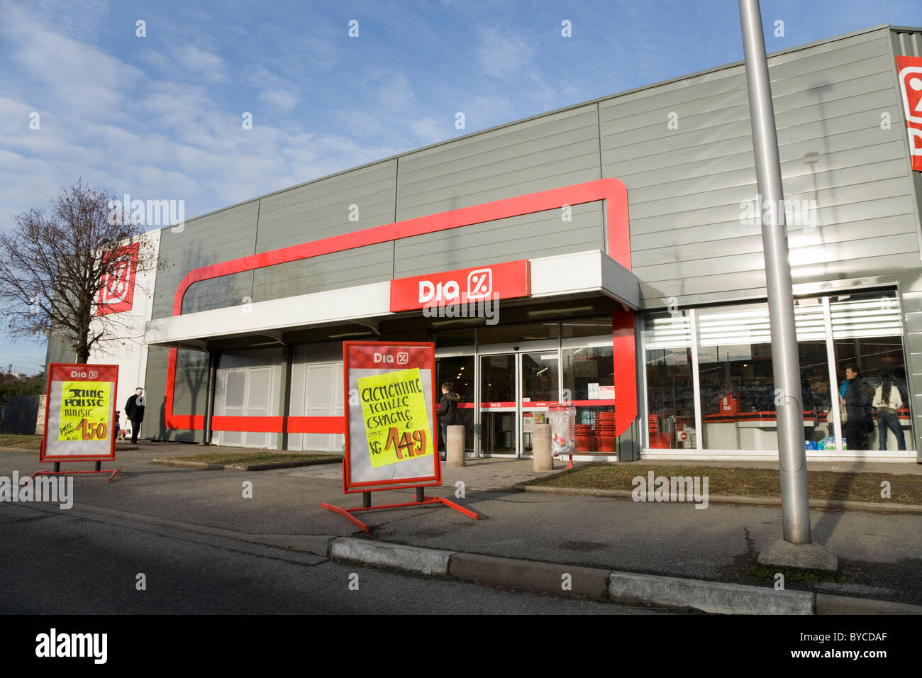 Dia supermarket hi-res stock photography and images - Alamy