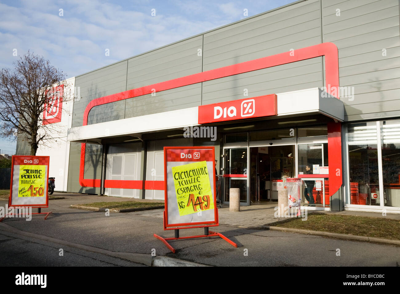 Exterior / external view of a French 'Dia' supermarket. Aix-les-Bains ...