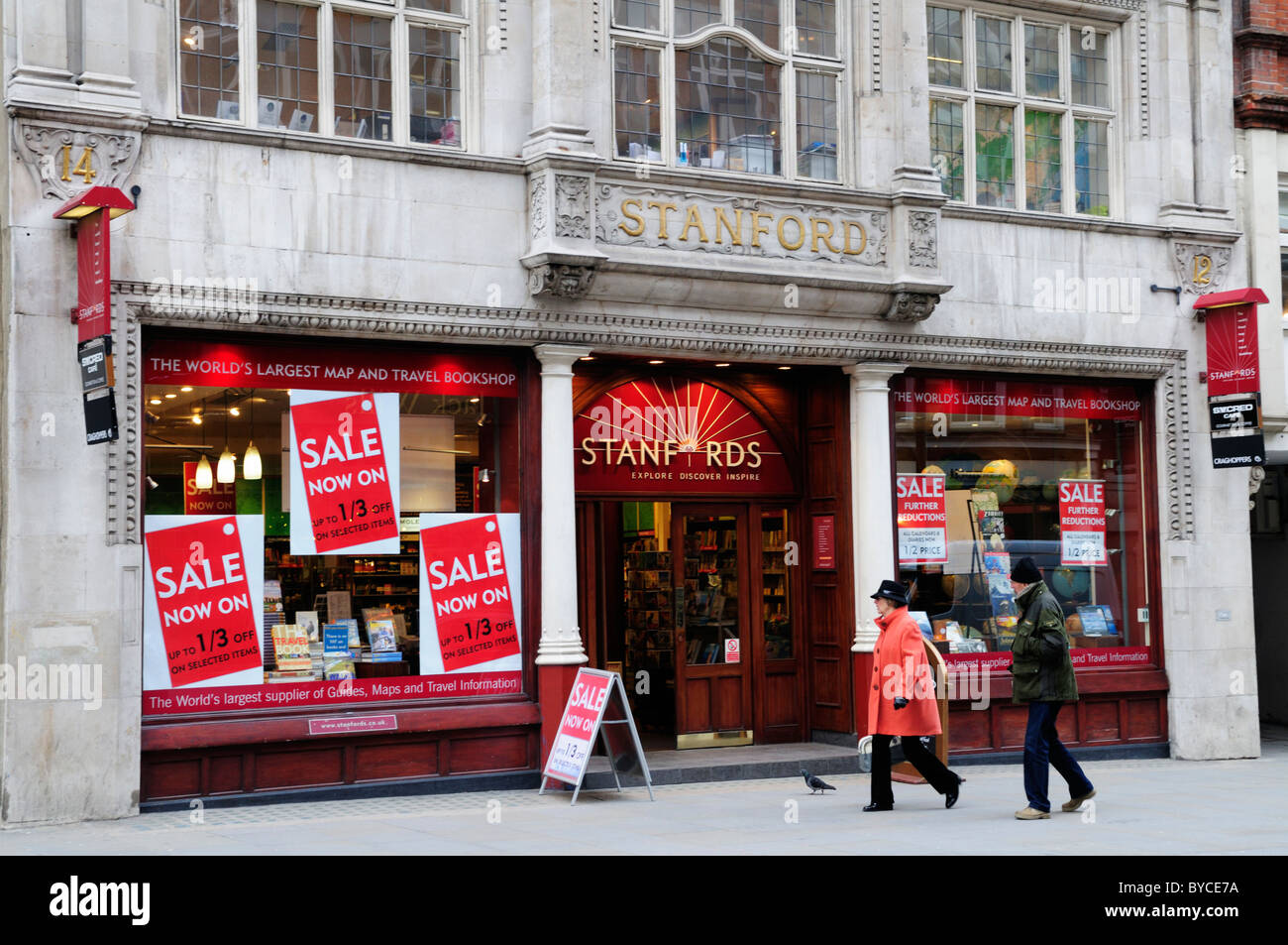 Map and travel bookshop hi-res stock photography and images - Alamy
