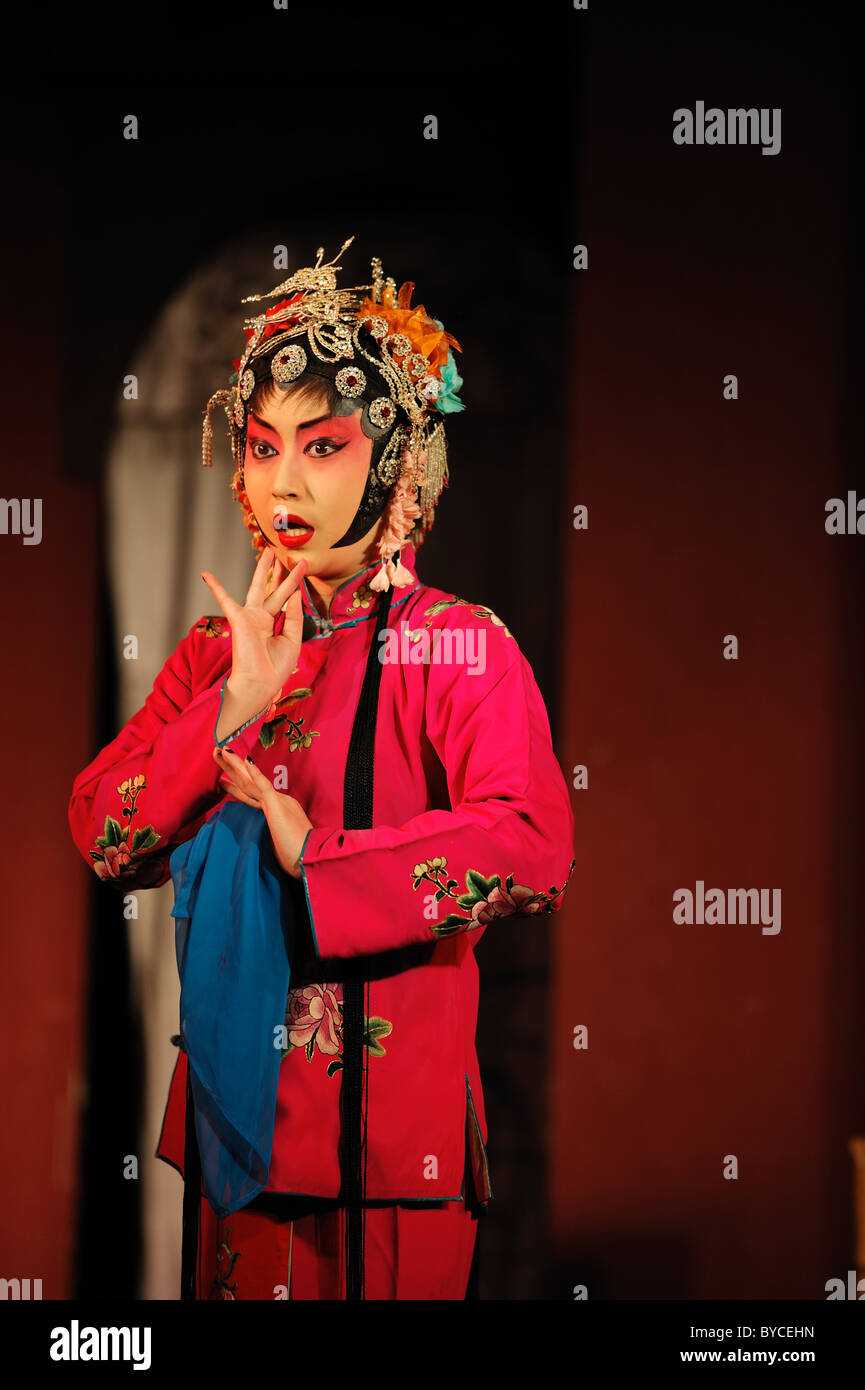 Beautiful female chinese opera singer hi-res stock photography and ...