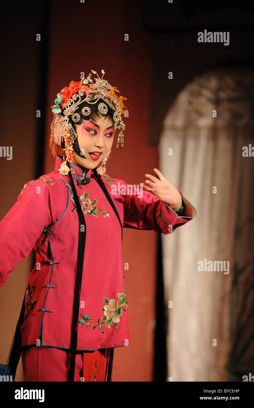 Beautiful female chinese opera singer hi-res stock photography and ...