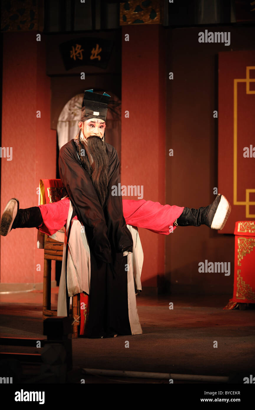china opera man sit in a chair Stock Photo - Alamy