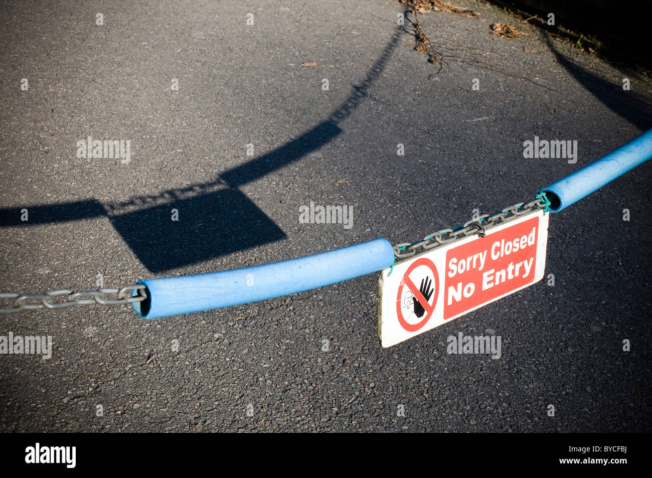 Sorry closed No Entry sign on chain Stock Photo - Alamy