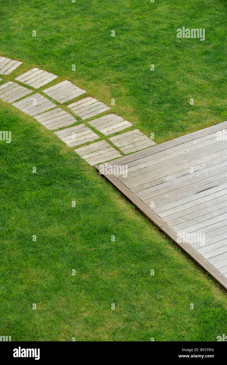Decking garden path hi-res stock photography and images - Alamy