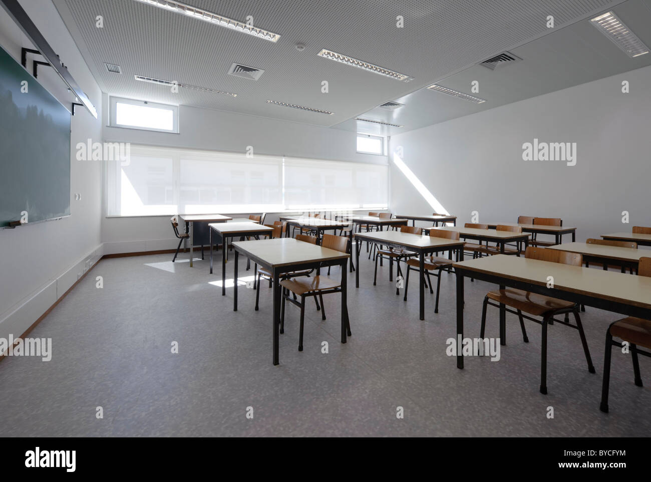 School classroom uk modern hi-res stock photography and images - Alamy