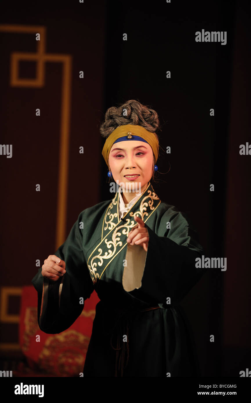 china opera old woman Stock Photo - Alamy
