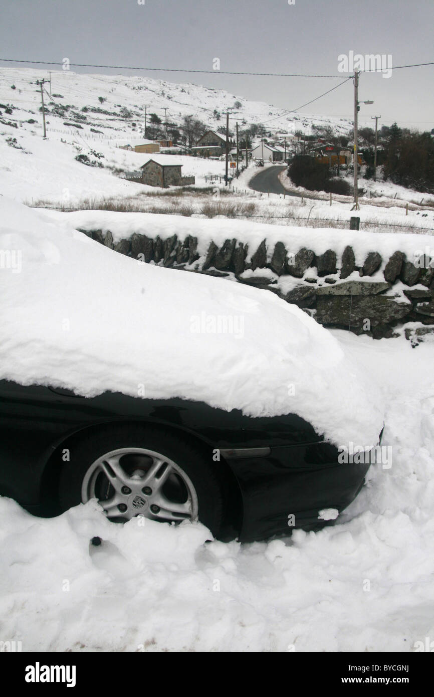 porsche car stuck in heavy snow Stock Photo - Alamy
