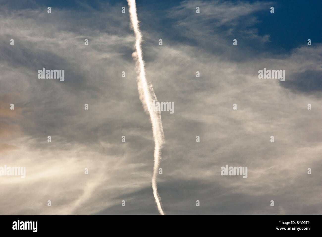 Aeroplanes contrails hi-res stock photography and images - Alamy