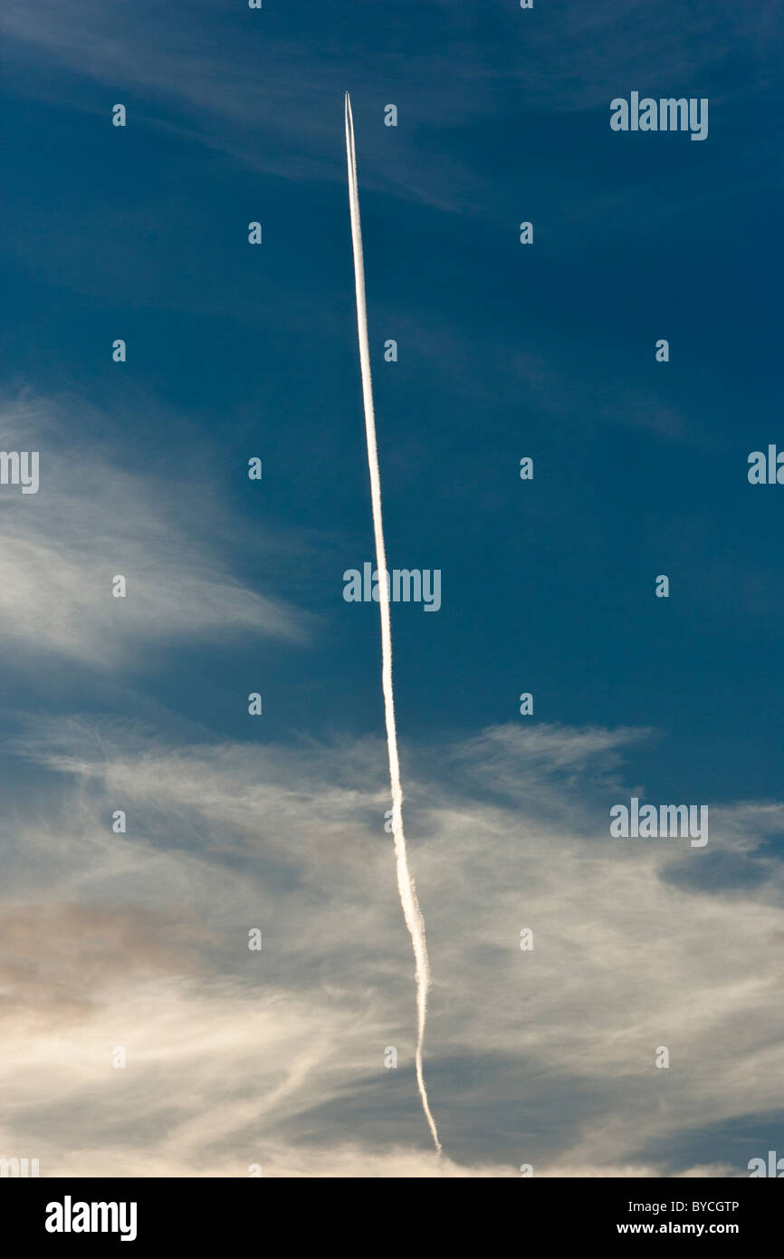 Aeroplanes contrails hi-res stock photography and images - Alamy