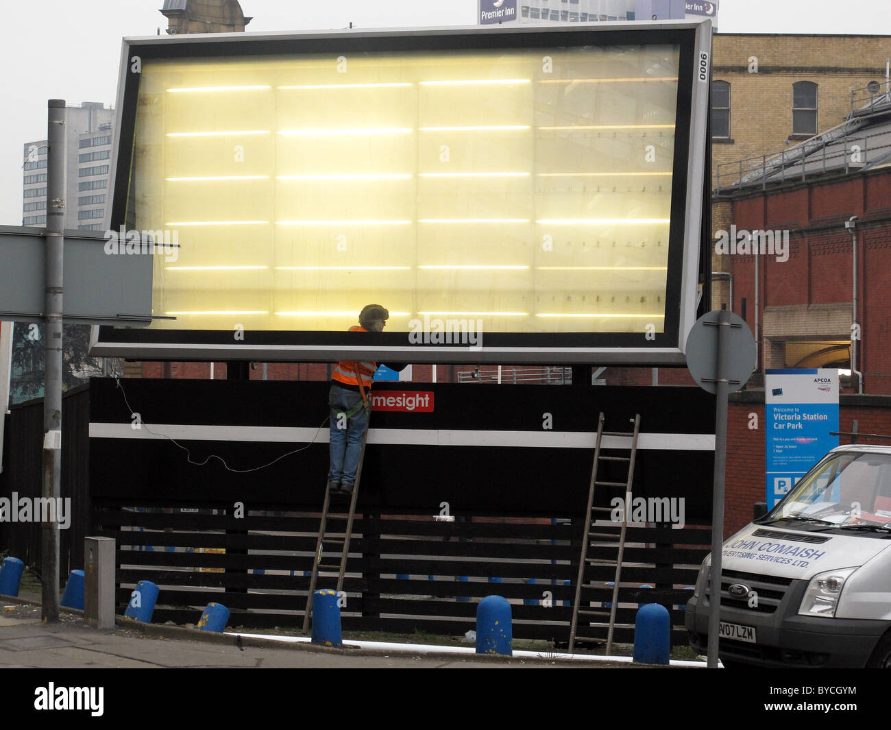 Advertisement billboard hoarding hi-res stock photography and images ...