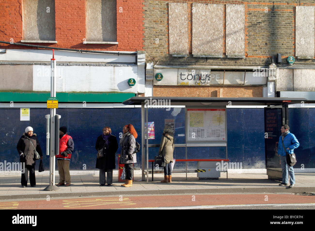 Abandoned bus stop hi-res stock photography and images - Alamy