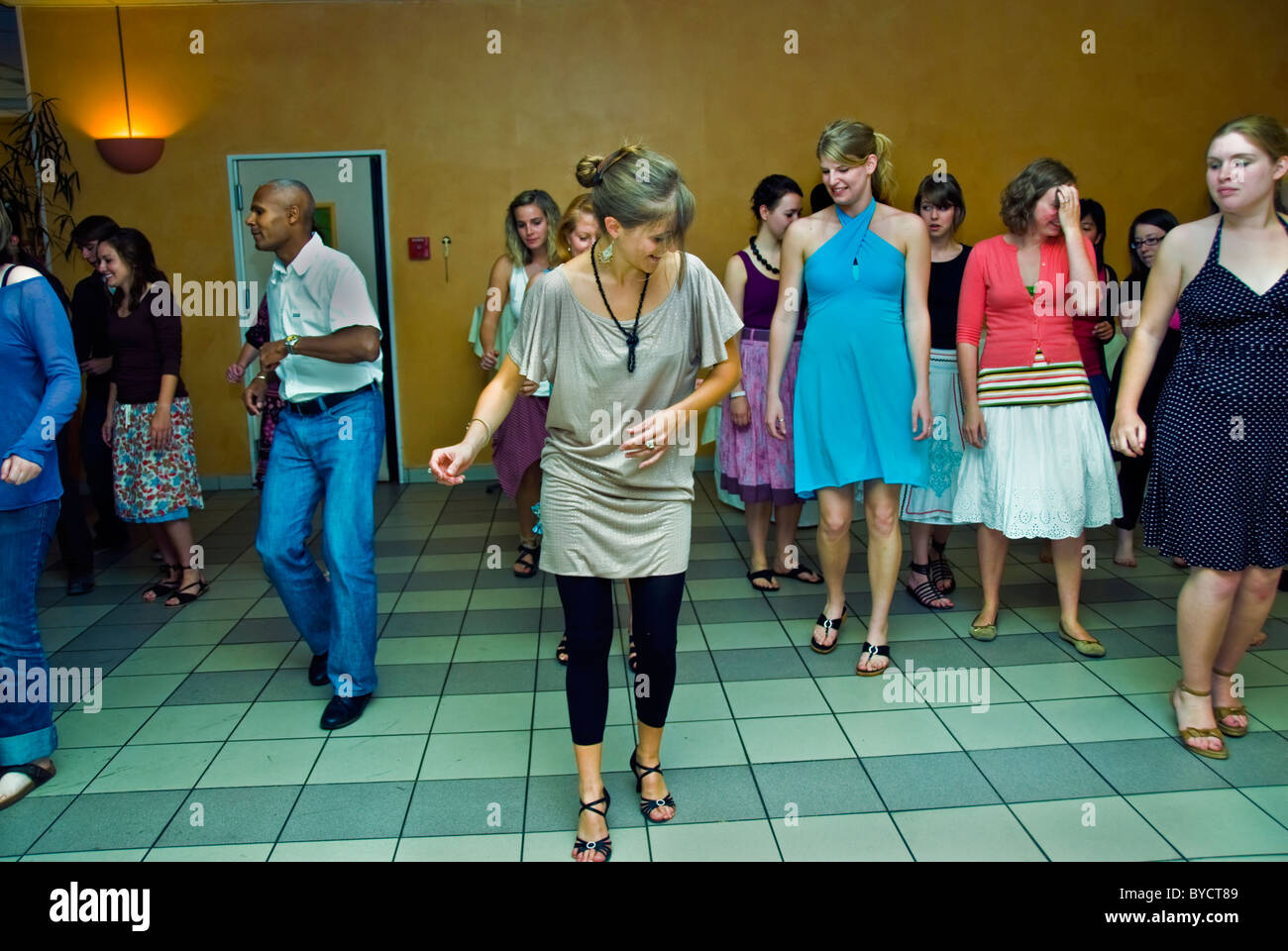 Group teens dancing salsa class hi-res stock photography and images - Alamy