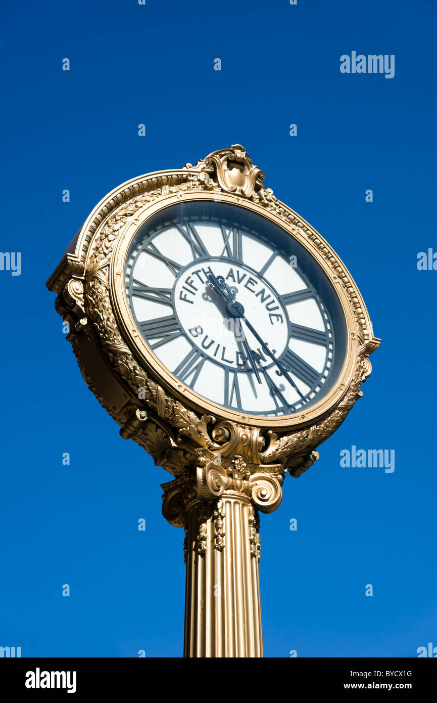 Fifth avenue clock hi-res stock photography and images - Alamy