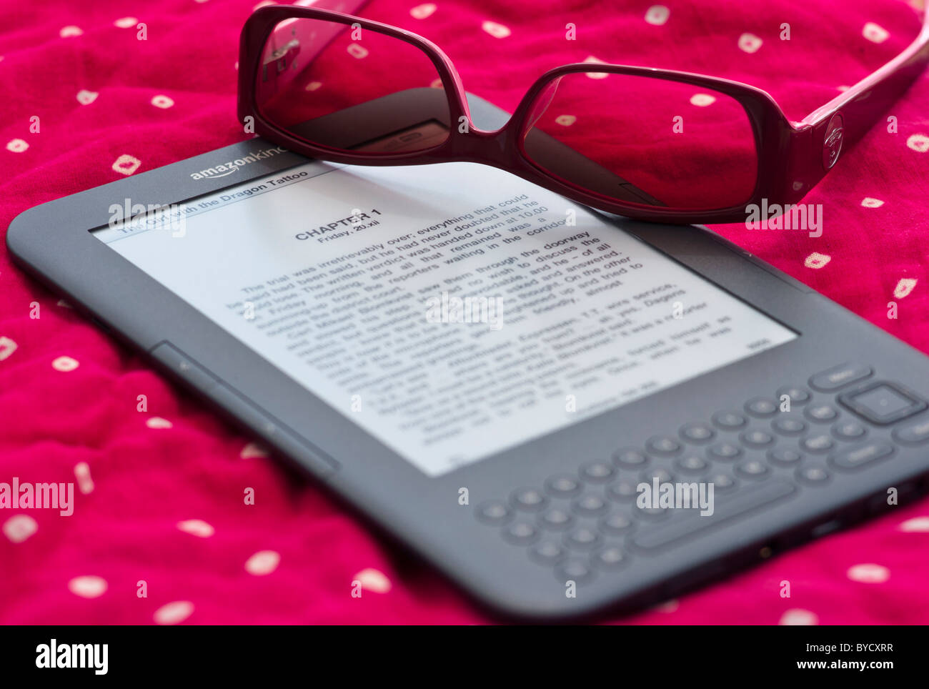 Kindle girl reading hi-res stock photography and images - Alamy