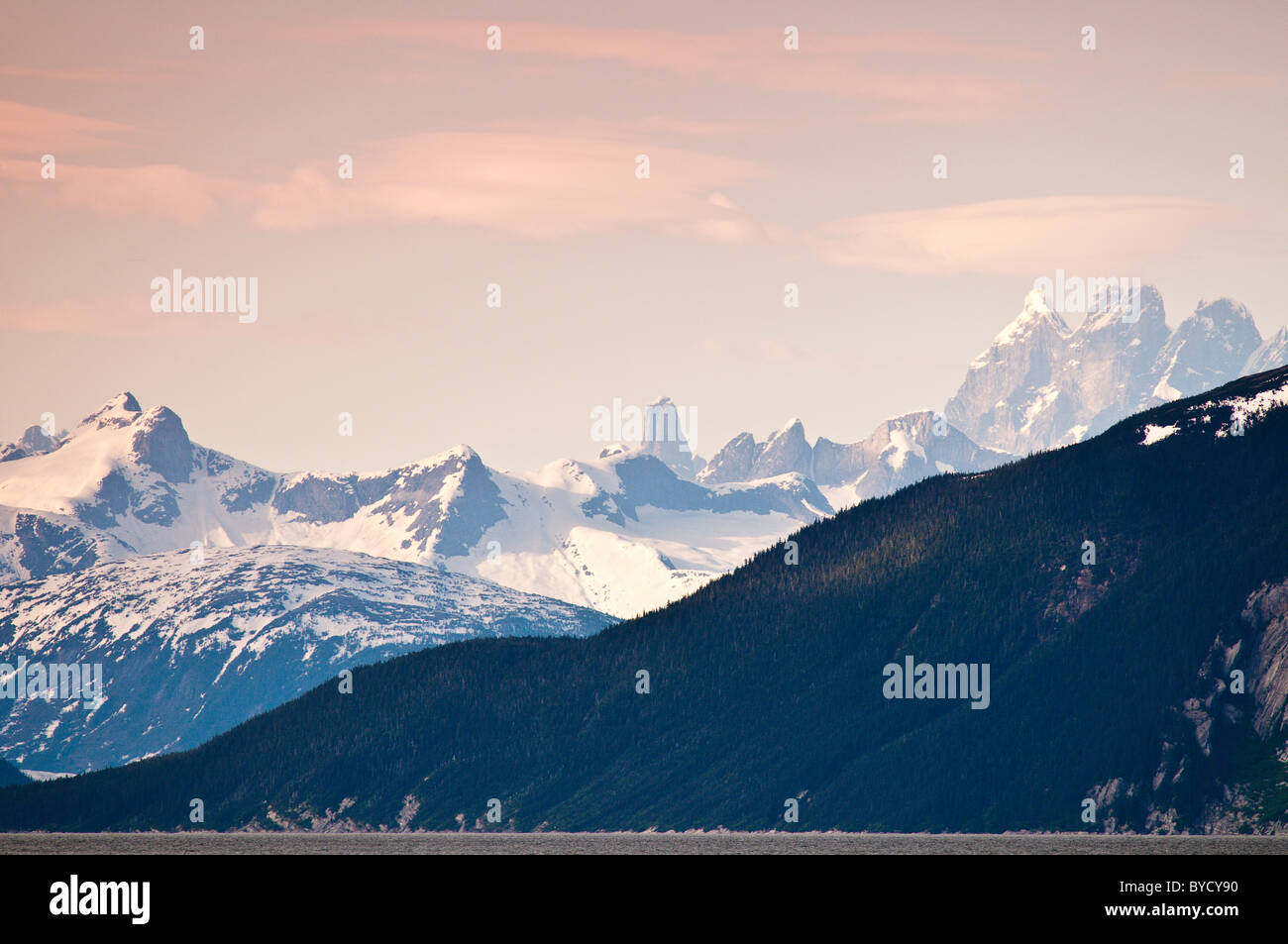 Alaska mountains snow peaks river hi-res stock photography and images ...