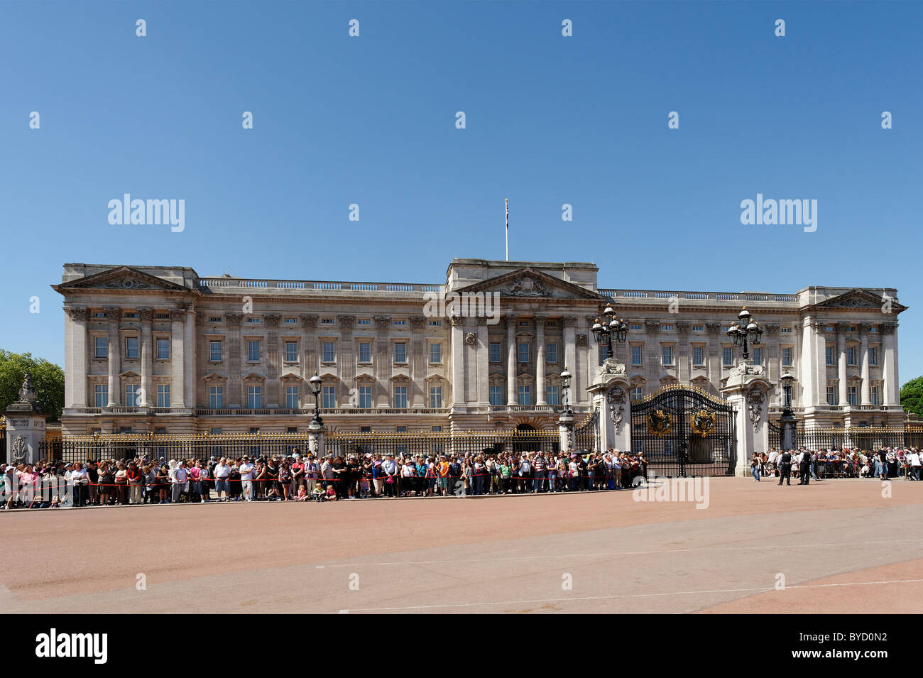People tourists outside buckingham palace hi-res stock photography and ...