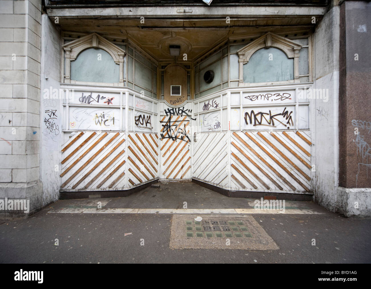 Boarded up shop front hi-res stock photography and images - Alamy