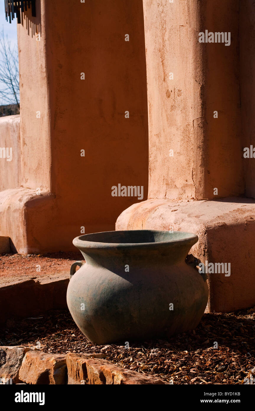 Pillars stucco hi-res stock photography and images - Alamy