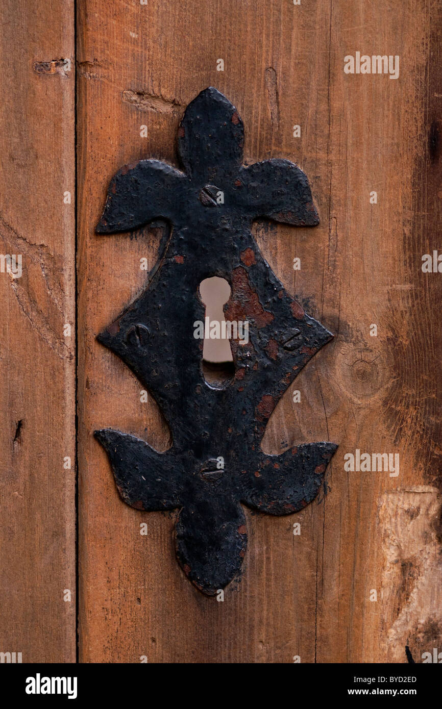 Key hole on wood door Stock Photo - Alamy