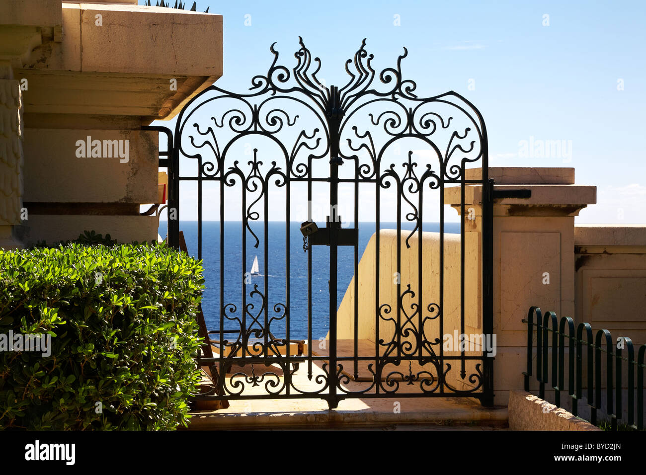 Modern metal gate residential hi-res stock photography and images - Alamy