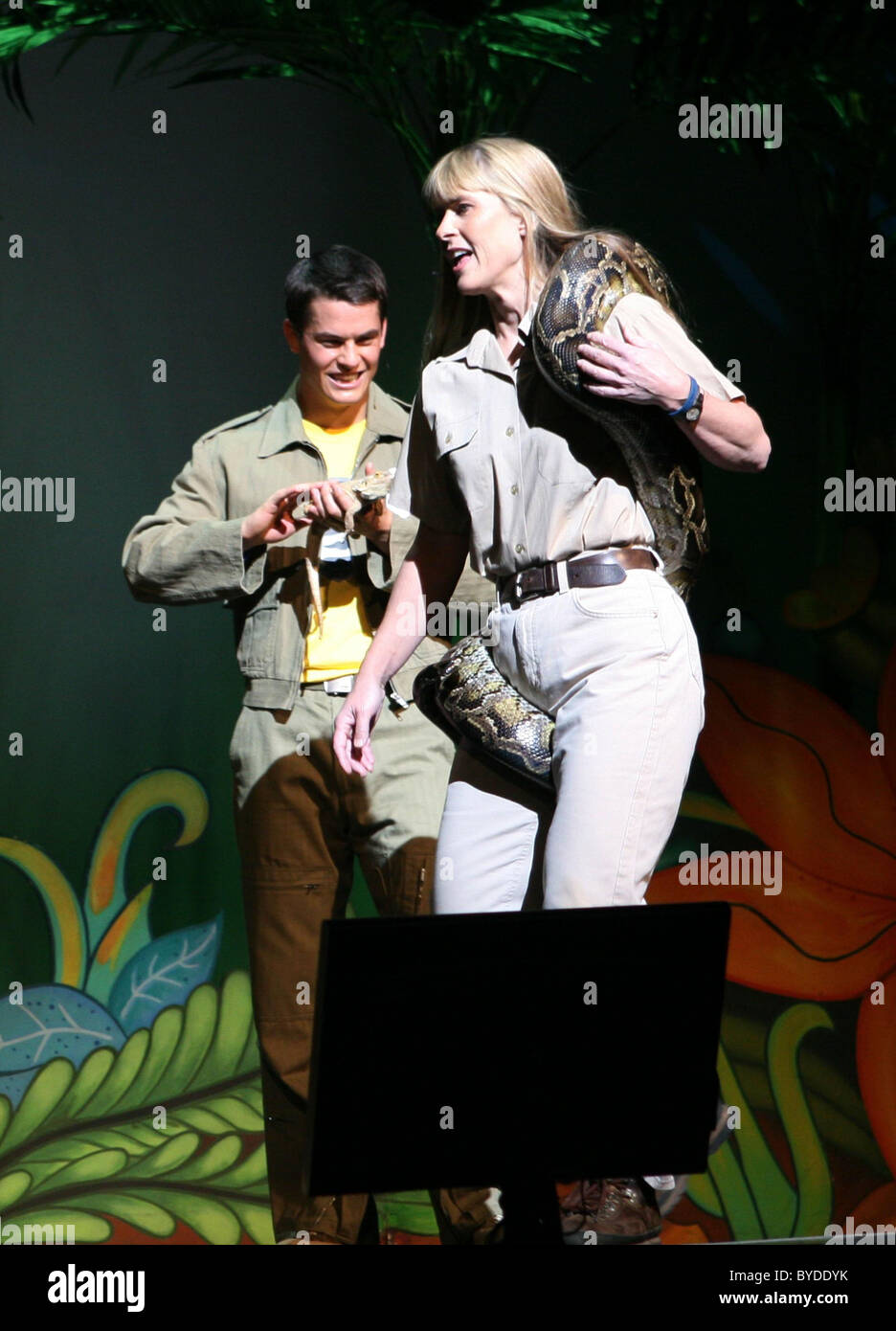 Terri Irwin and snake Terri Irwin and her daughter Bindi Irwin perform ...