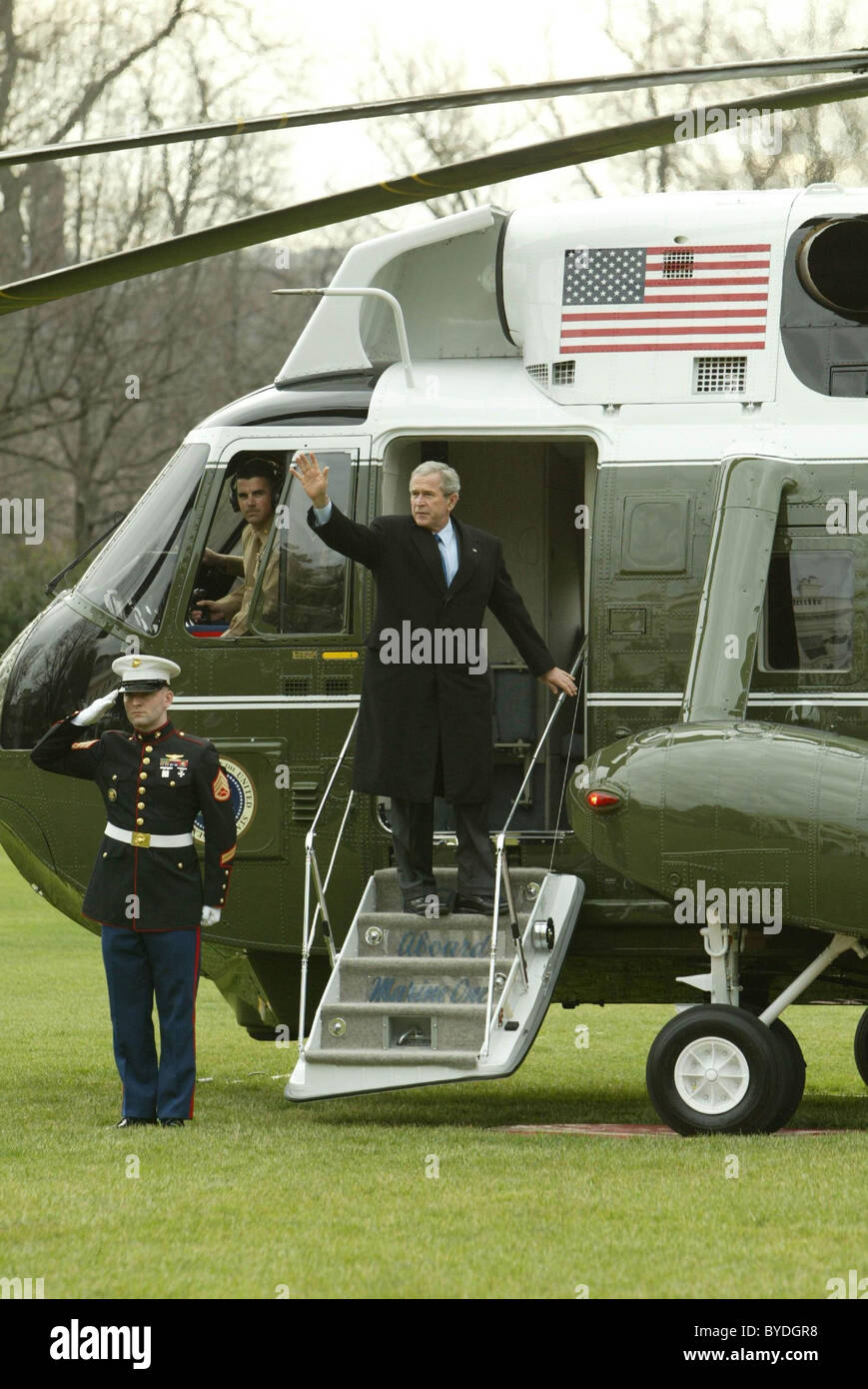 Marine One arrives at the White House to pick up the George Bush and ...