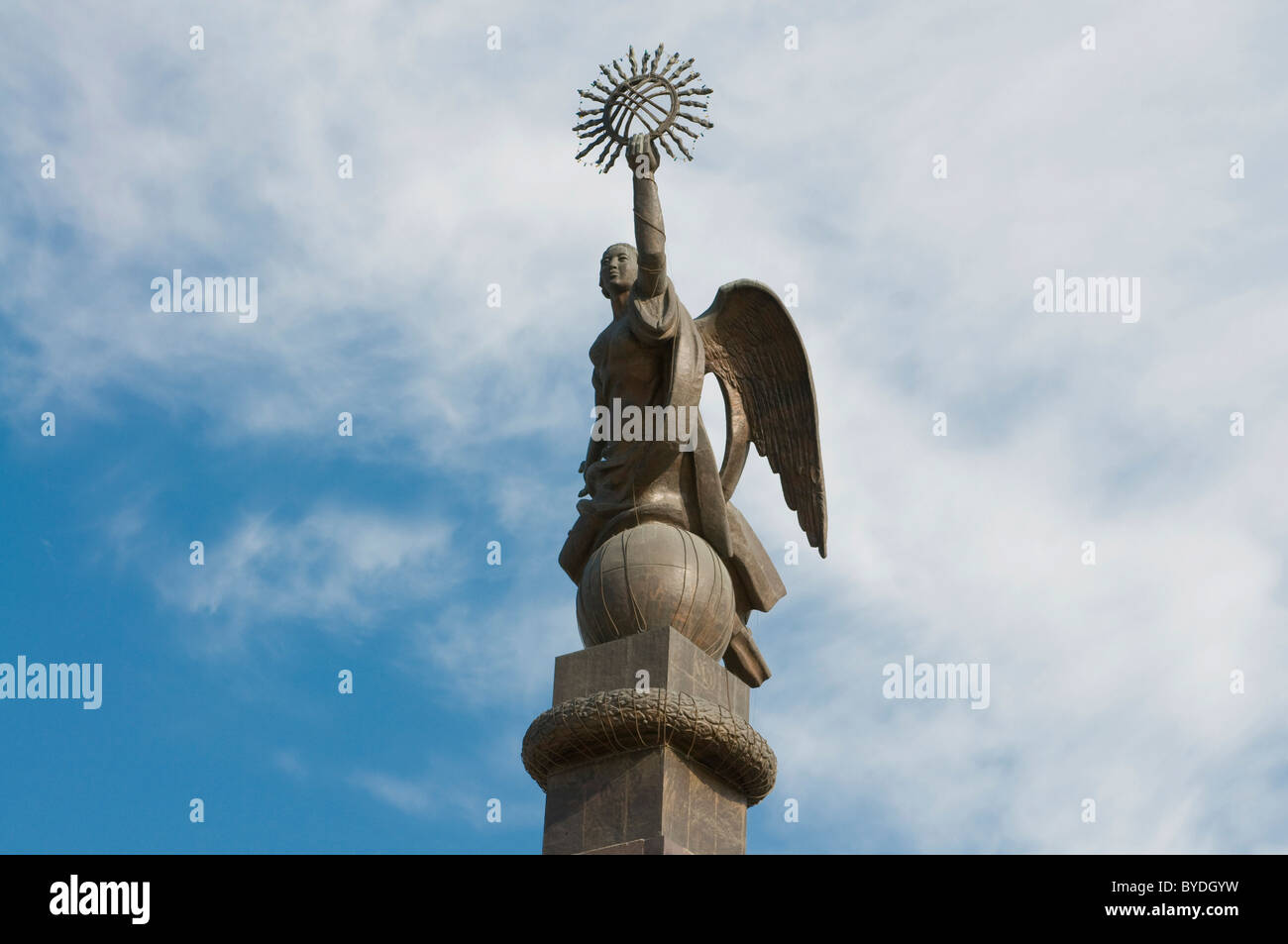 Angel statues holding hands hi-res stock photography and images - Alamy