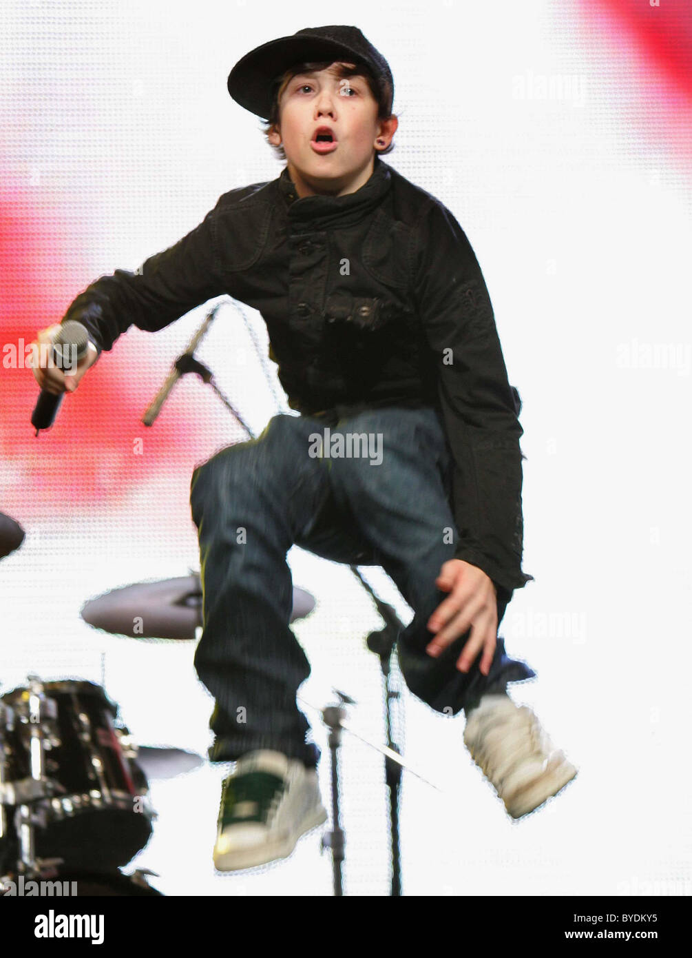 Lil Chris performing at the '2007 Childline Charity Concert' Point ...