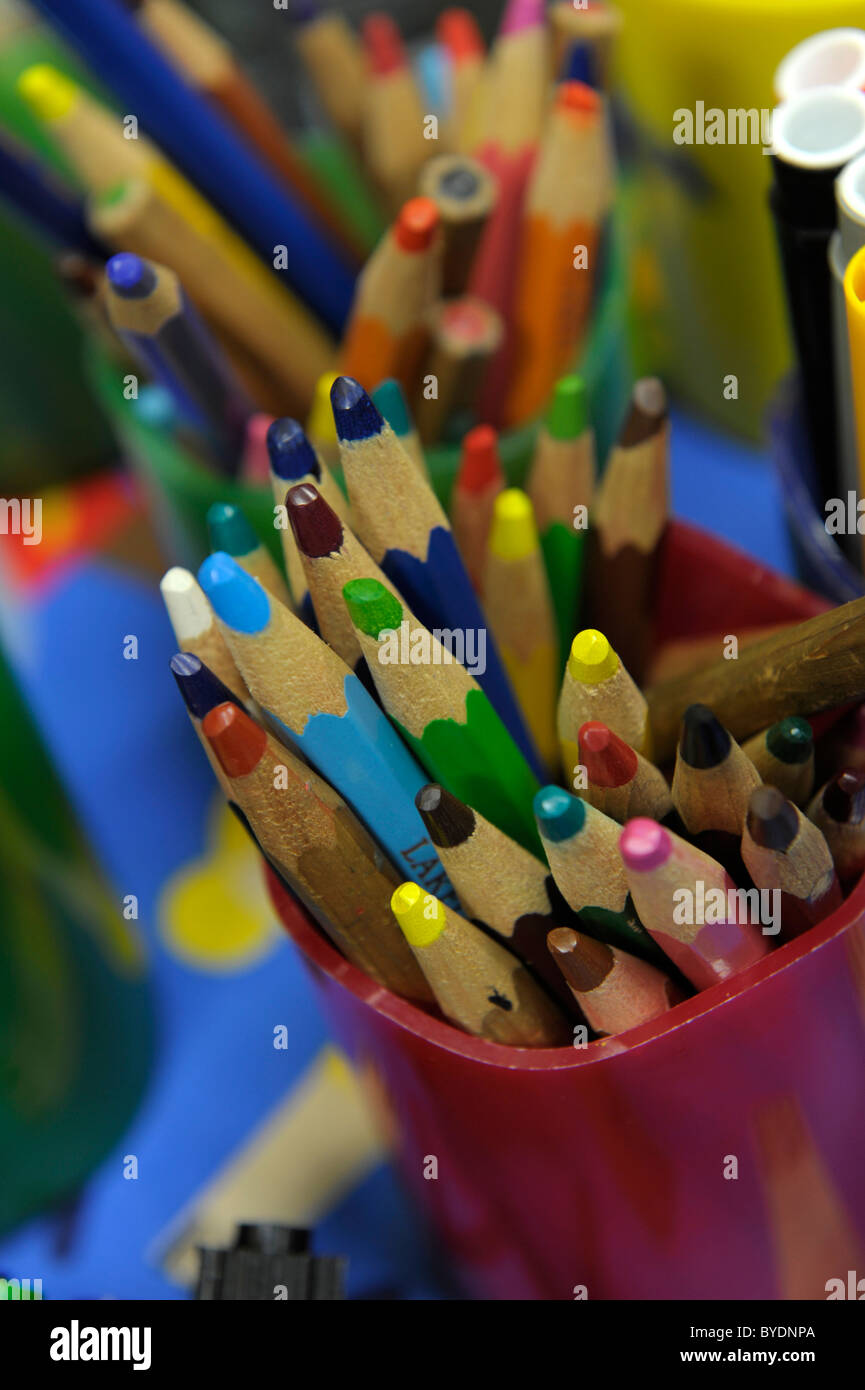 Pot of coloured crayons Stock Photo - Alamy