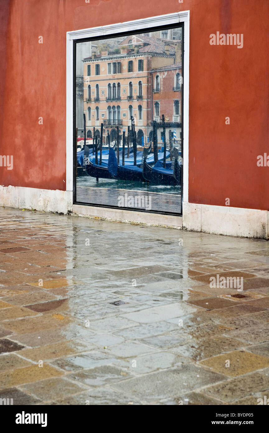 Building reflection canal hi-res stock photography and images - Alamy