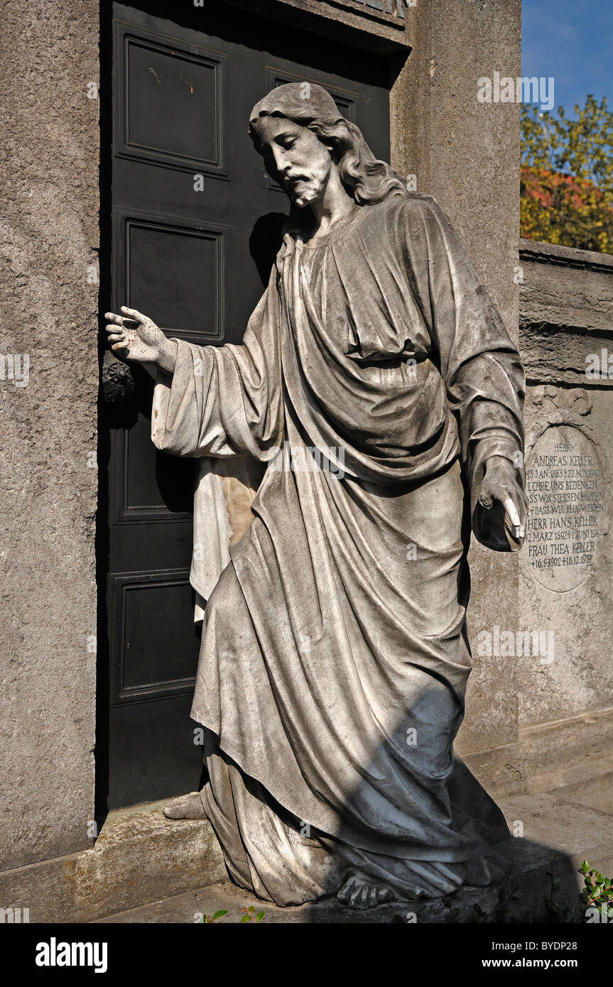 Statue jesus knocking on door hi-res stock photography and images - Alamy