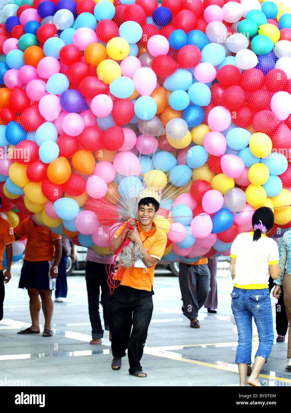 BALLOON MAN BRINGS THE COLOUR This man's plentiful collection of ...