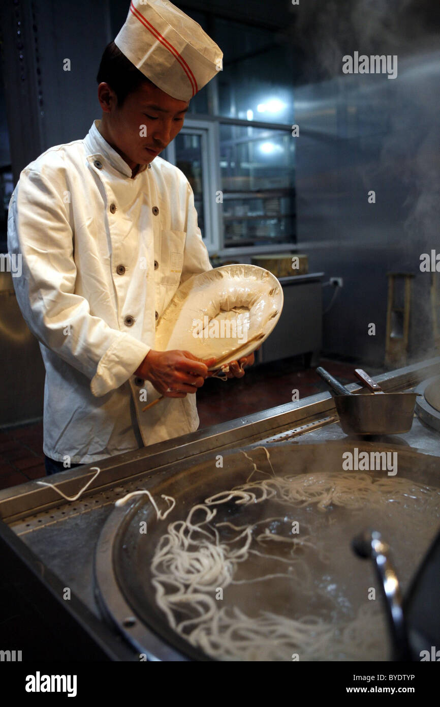 NOODLE RECORD Two Chinese noodle masters compete to attempt a world record for the world's ...