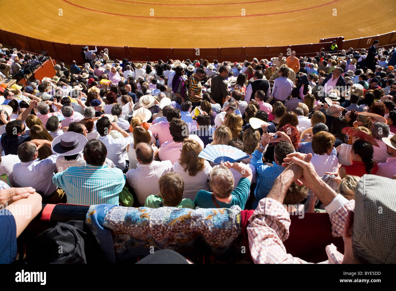 Full house seated audience hi-res stock photography and images - Alamy