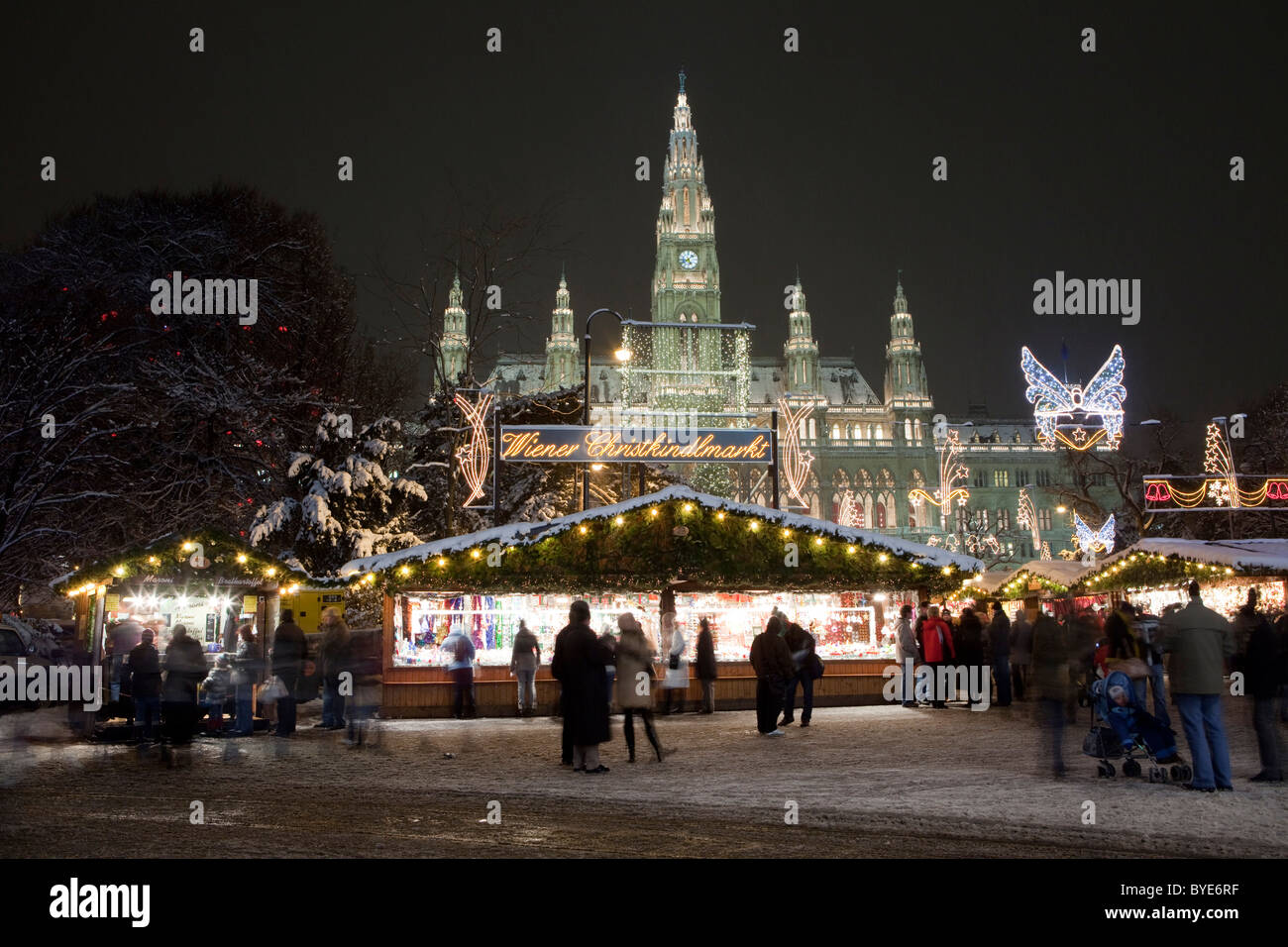 Vienna Christmas market with city hall on town hall square, Ringstrasse ...