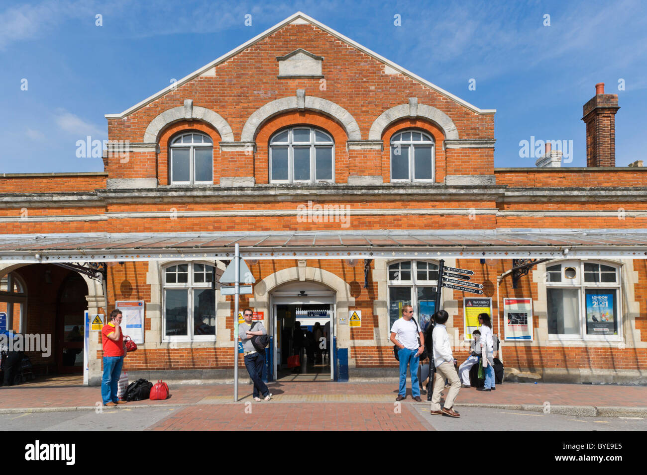 Salisbury railway station hi-res stock photography and images - Alamy
