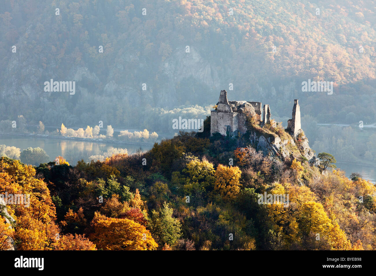 Duernstein castle ruins, Danube, panoramic view from Vogelsberg ...