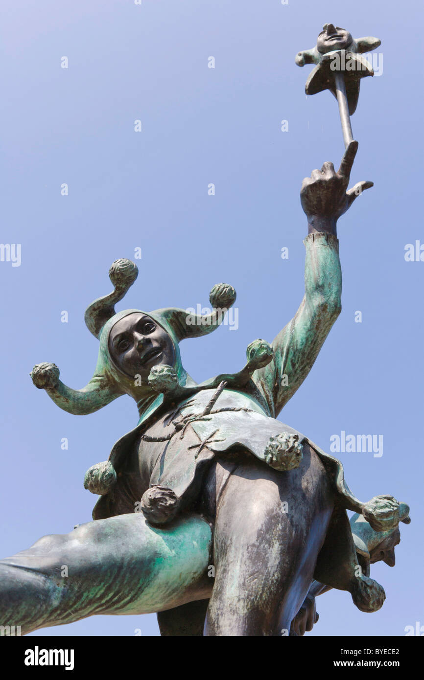 The Jester statue by James Butler, Henley Street, Stratford-upon-Avon ...