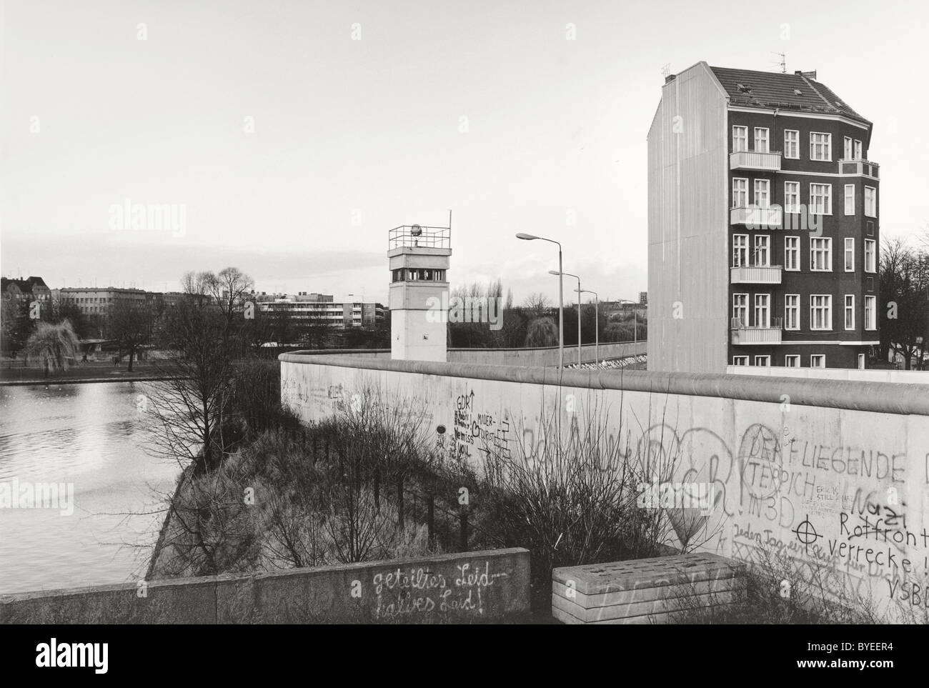 Berlin wall in 1985 watchtower hi-res stock photography and images - Alamy
