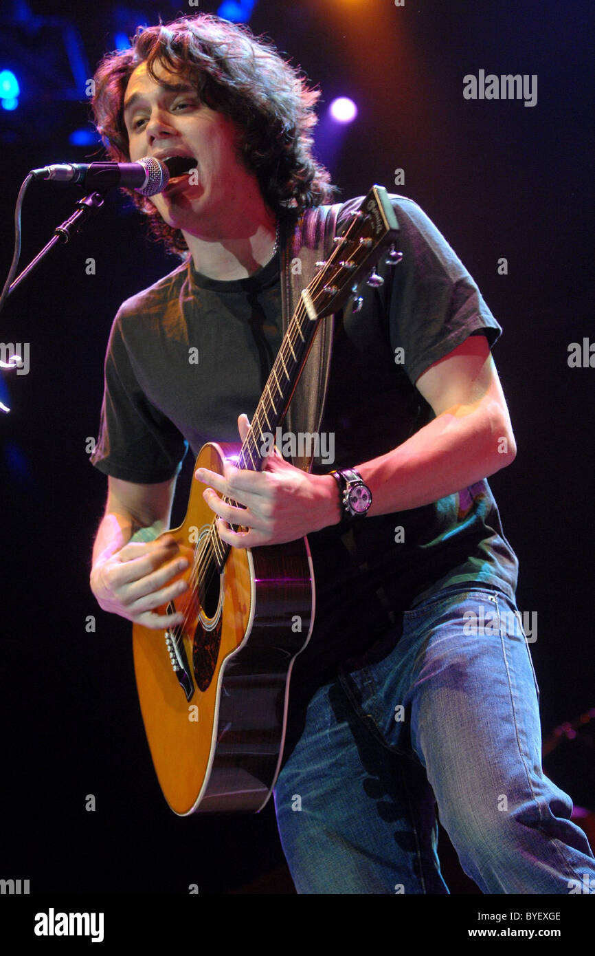 John Mayer performs live in concert on his Continuum World Tour '06/'07 ...