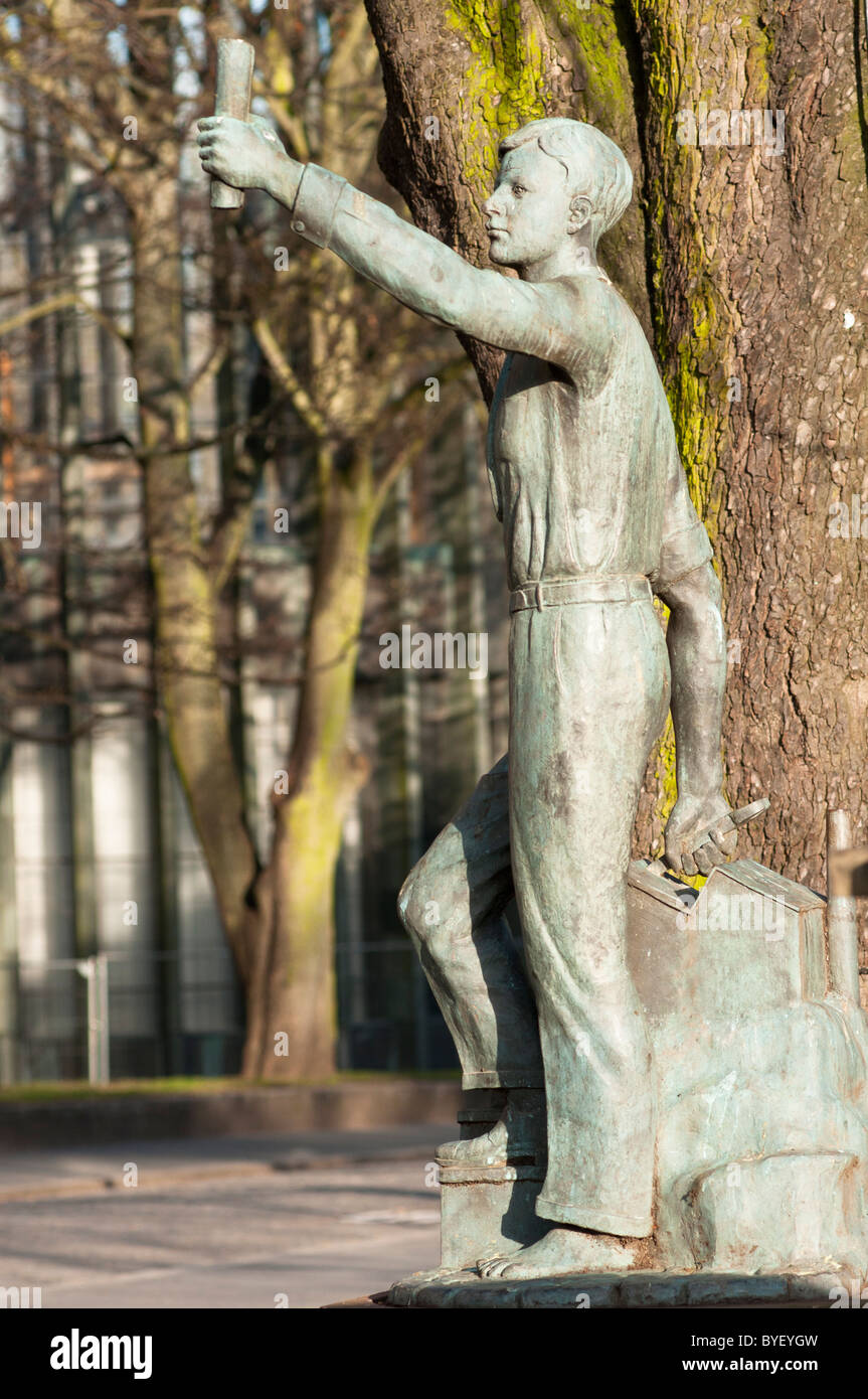 Coventry cathedral statues hi-res stock photography and images - Alamy