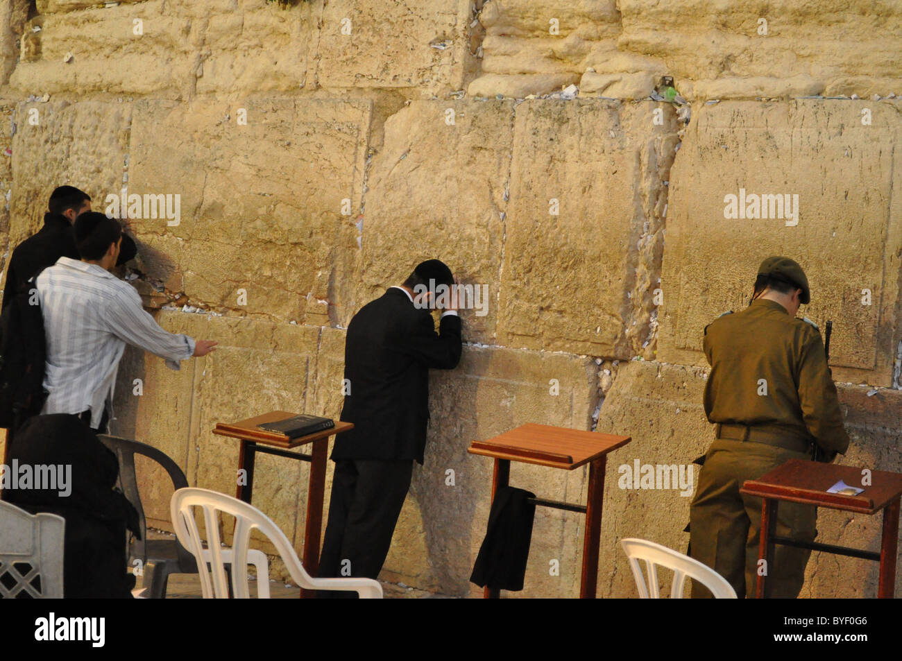 Jewish soldier praying in western (wailing) wall in Jerusalem Stock ...