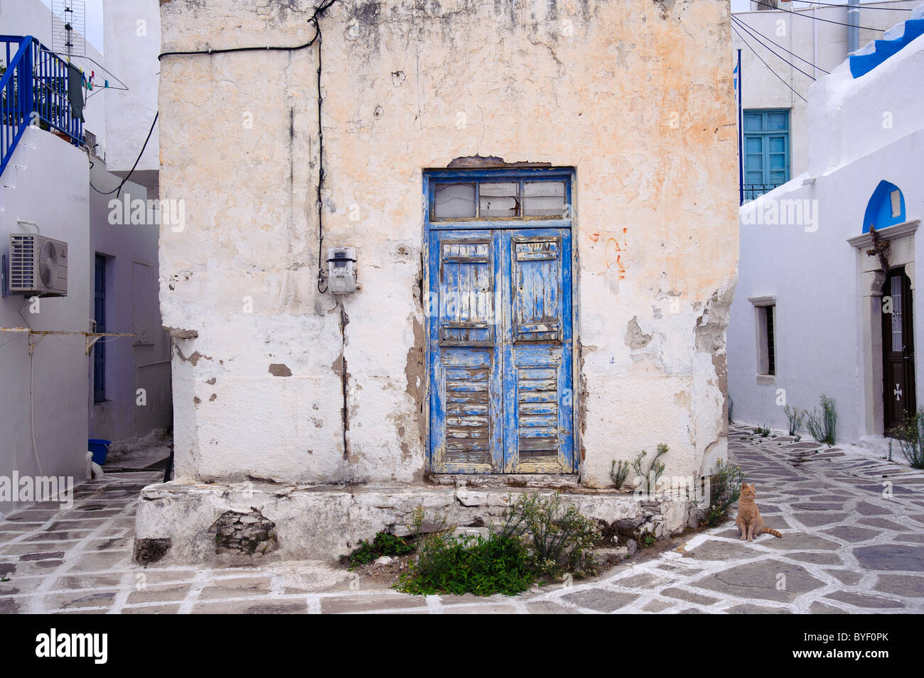 Old decrepit house hi-res stock photography and images - Alamy