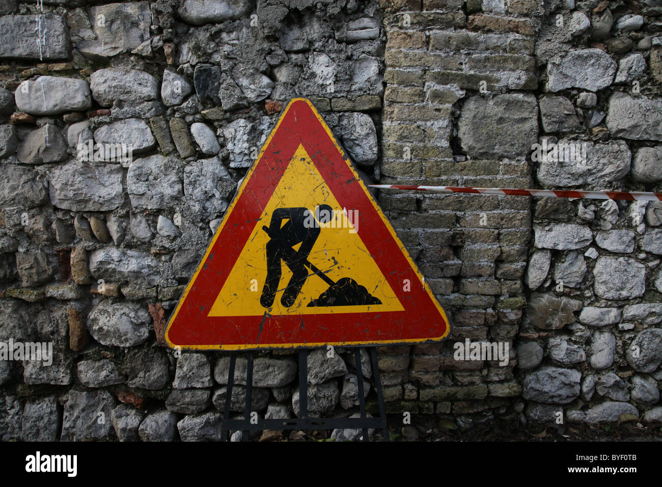 Men at work sign Italy Stock Photo - Alamy