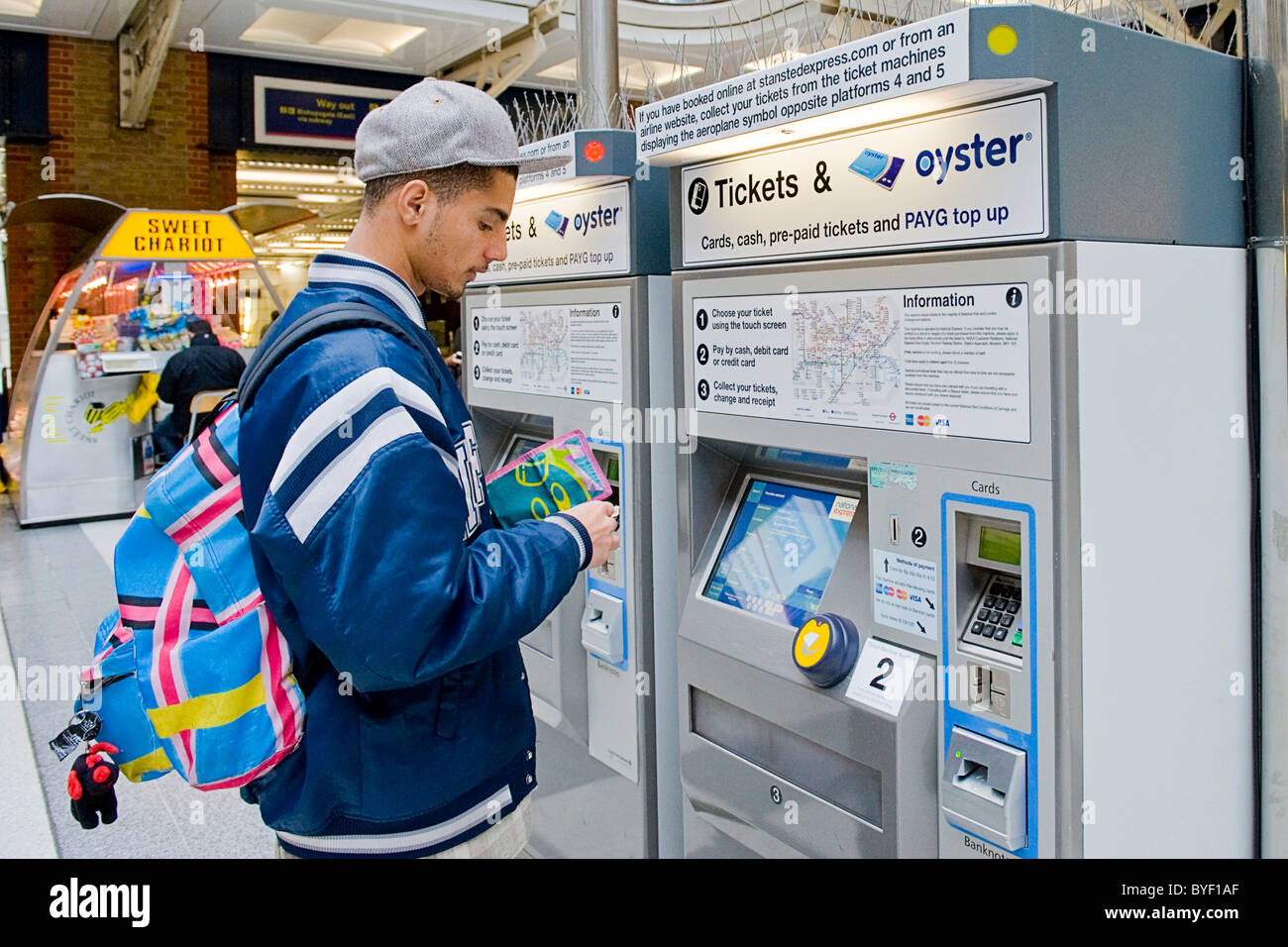 Oyster card ticket machine hi-res stock photography and images - Alamy